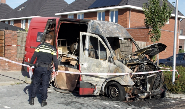 Politie doet onderzoek naar uitgebrande bestelbus aan ... Politie doet onderzoek naar uitgebrande bestelbus aan ...